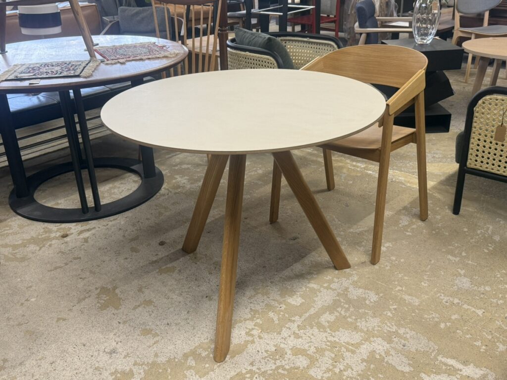 【HAY CPH20 Round Tableレビュー】北欧空間に余白を生むラウンドテーブル | リサイクルショップキミドリ東京
